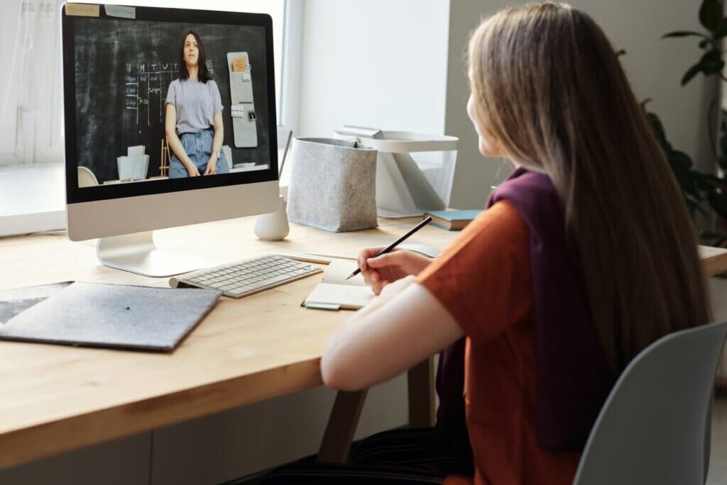 Taking an Online Class: Boost Your Performance With these 9 Student ...